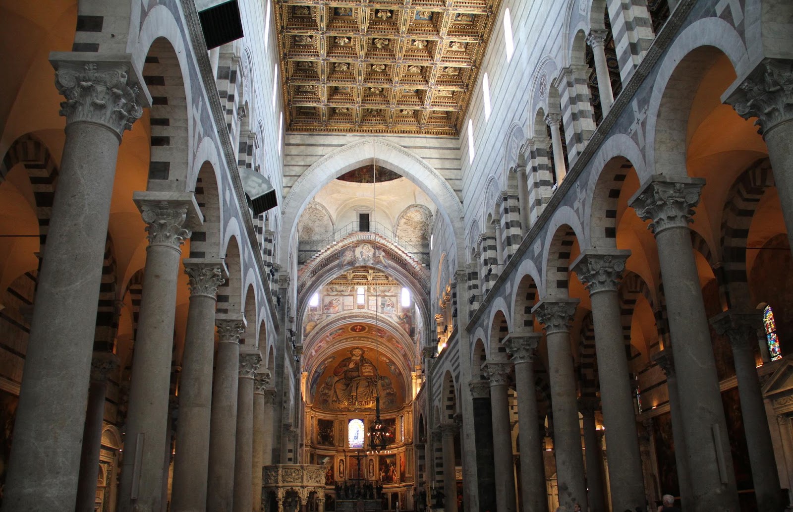 L'art roman ; passionnément: Pise; l'interieur de la Cathédrale