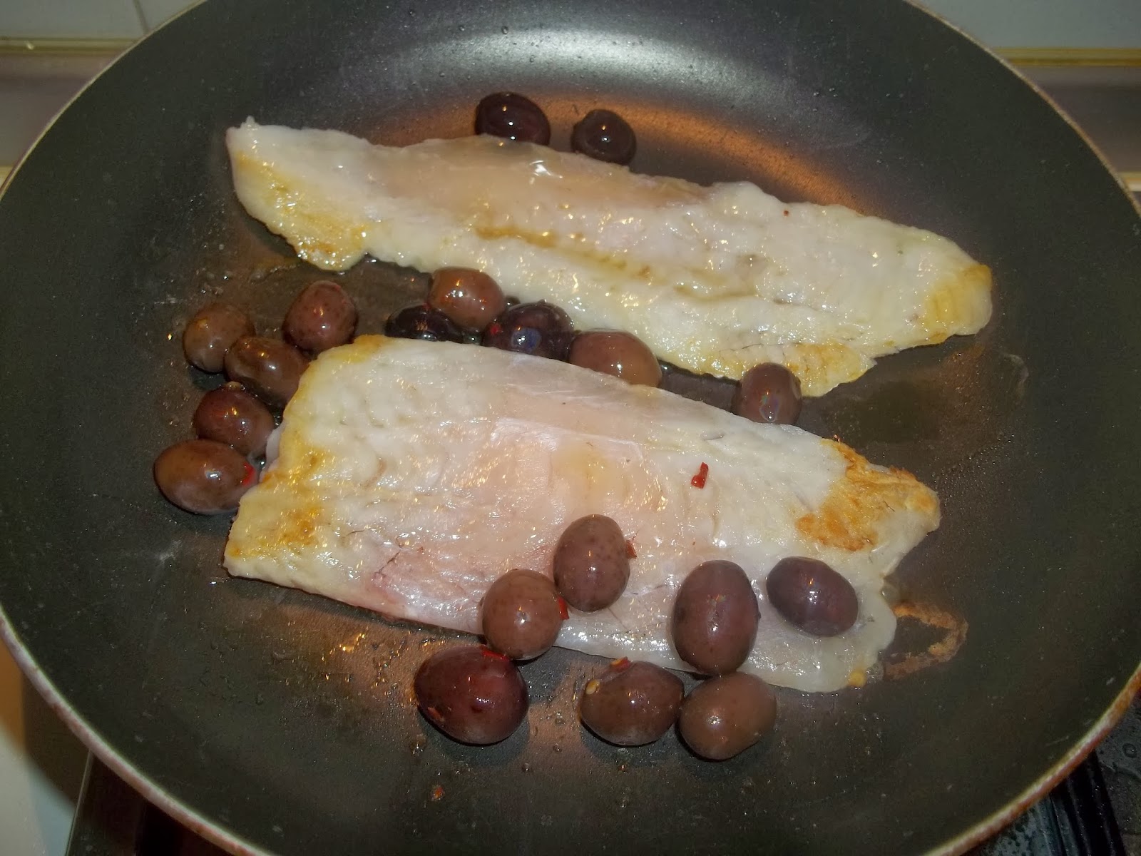 UNA FANTASTICA EMOZIONE......: FILETTI DI MERLUZZO CON OLIVE RIPIENE