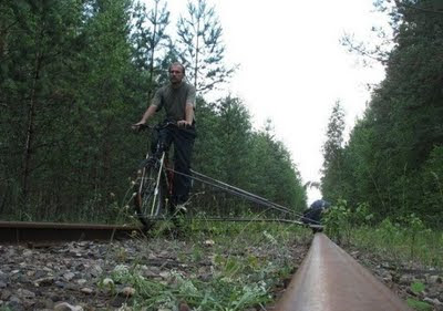 Gambar Sepeda Berjalan Di Rel Kereta Api - Media Belajarku
