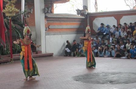 Dunia Seram: Tari Barong dan Keris