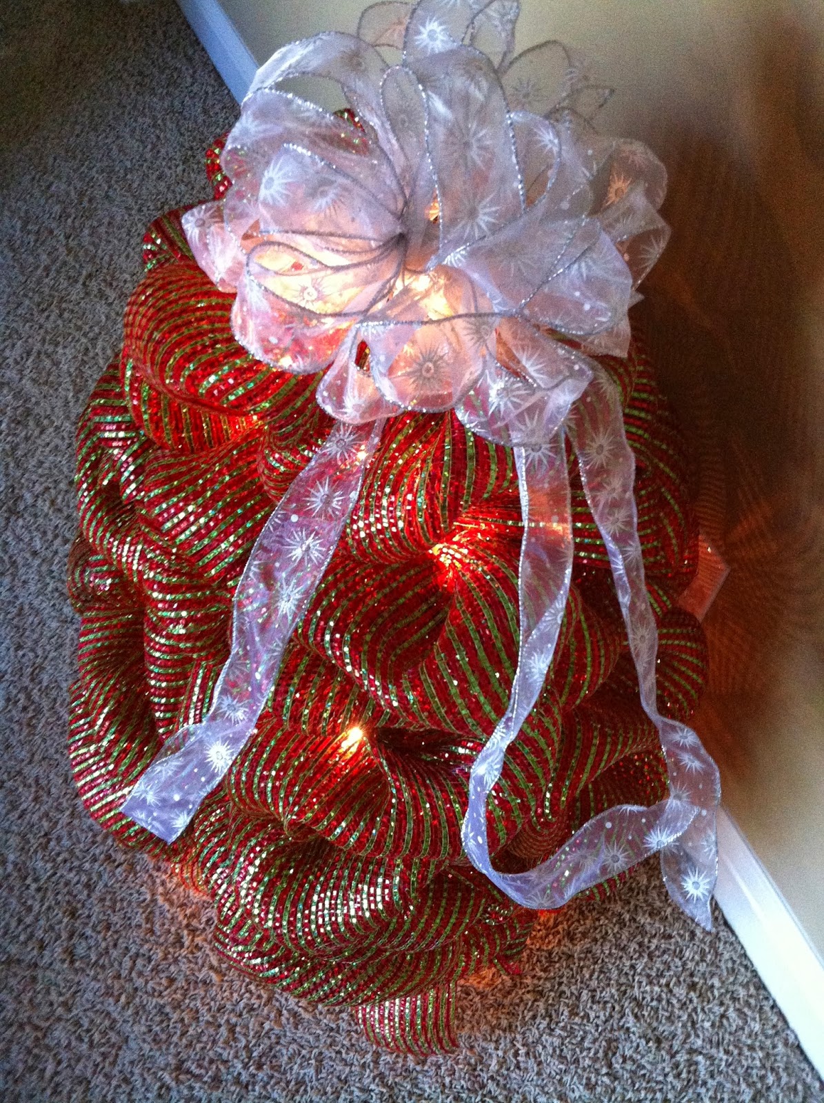My Crafty World: Deco-Mesh Christmas Tree