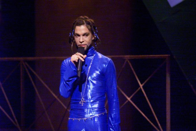 Remembering a Fashion Icon – A Look Back at 20 Prince's Best Fashion ...