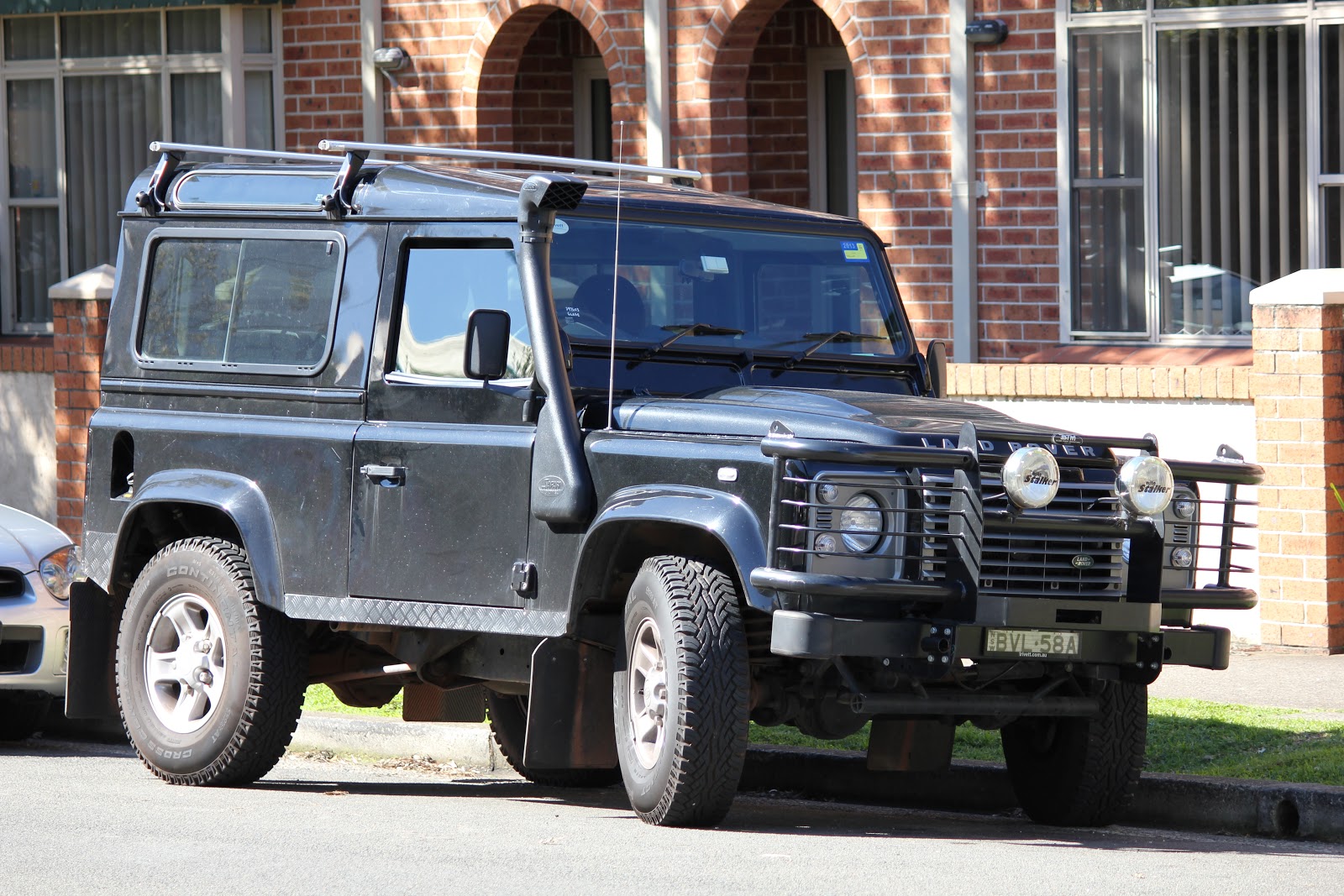 Aussie Old Parked Cars: 2011 Land Rover Defender SWB