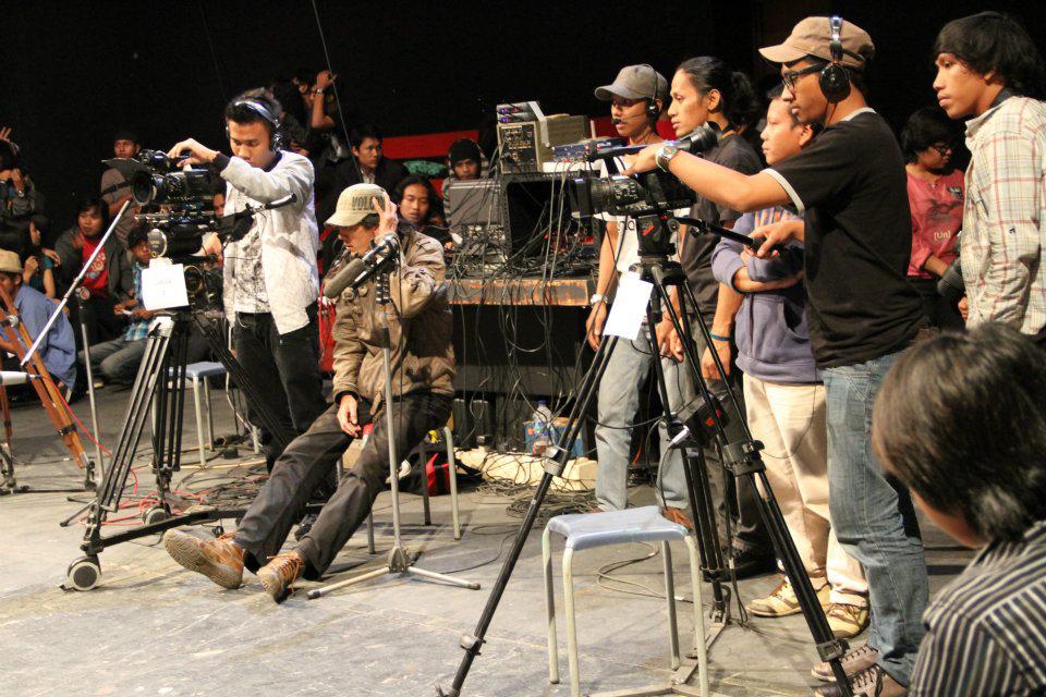 FLOOR DIRECTOR - FD - Peran & Tugasnya dalam Studio'