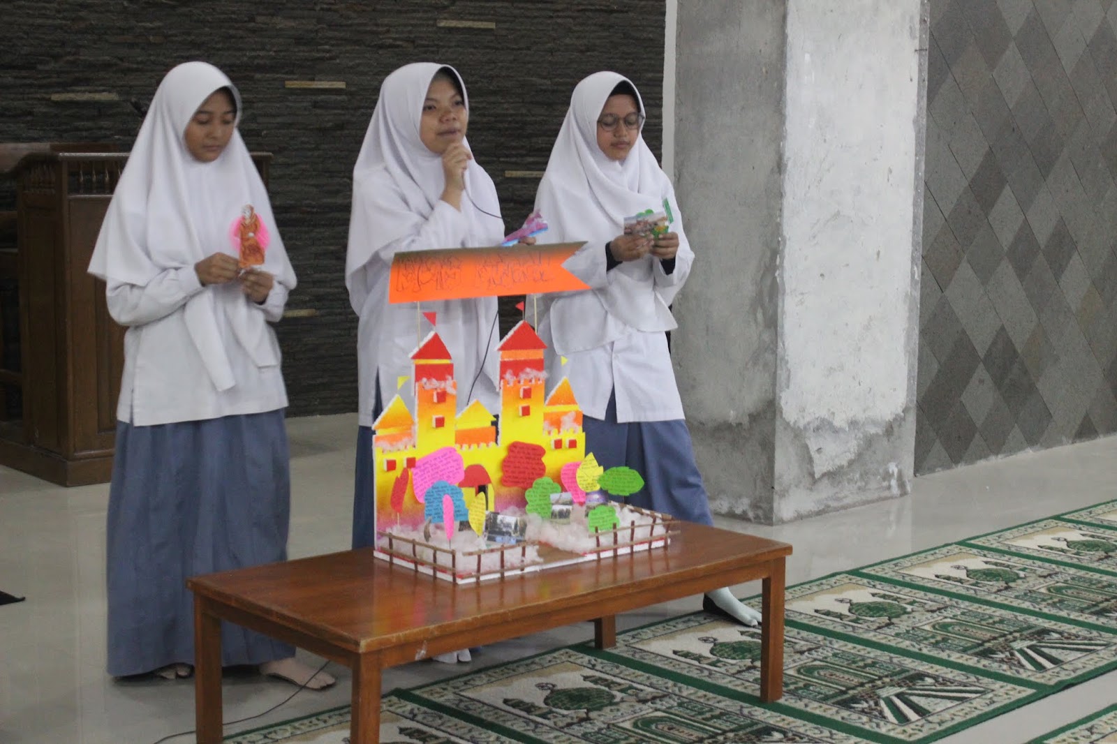 PRESENTASI MADING BAHASA - Pondok Pesantren Ibnul Qoyyim Yogyakarta