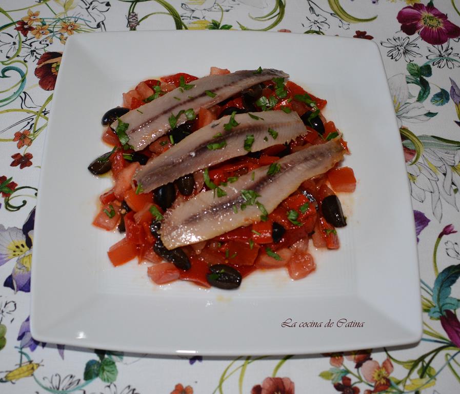 Ensalada de filetes de sardinas en aceite de oliva con pimientos del ...