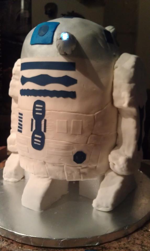 Fat and Happy Blog: Star Wars R2D2 Birthday Cake