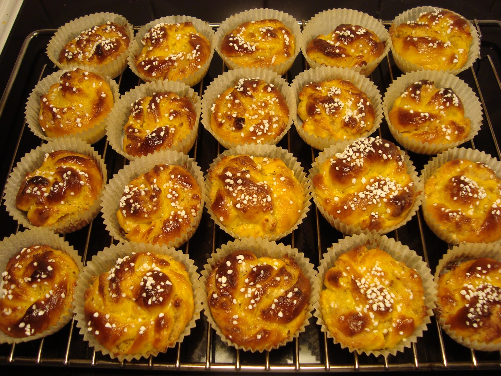 Fudgekakan: Saffransbullar med vit choklad och mandelmassa