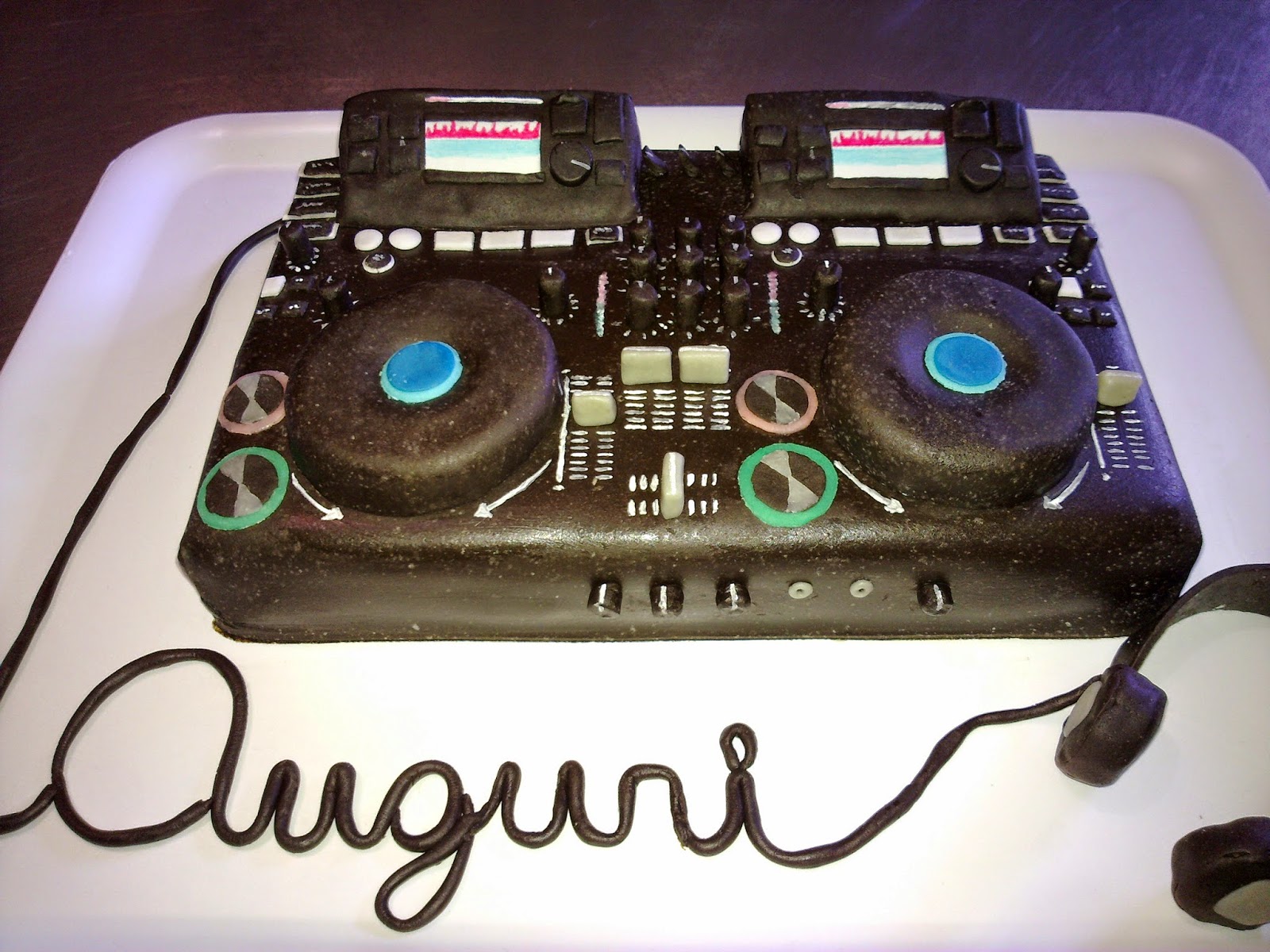 TORTE A TEMA A LATINA: CONSOLLE DJ Torta in cioccolato