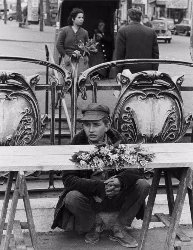 22 Black and White Photographs Capture Street Life in Post-War Paris ...