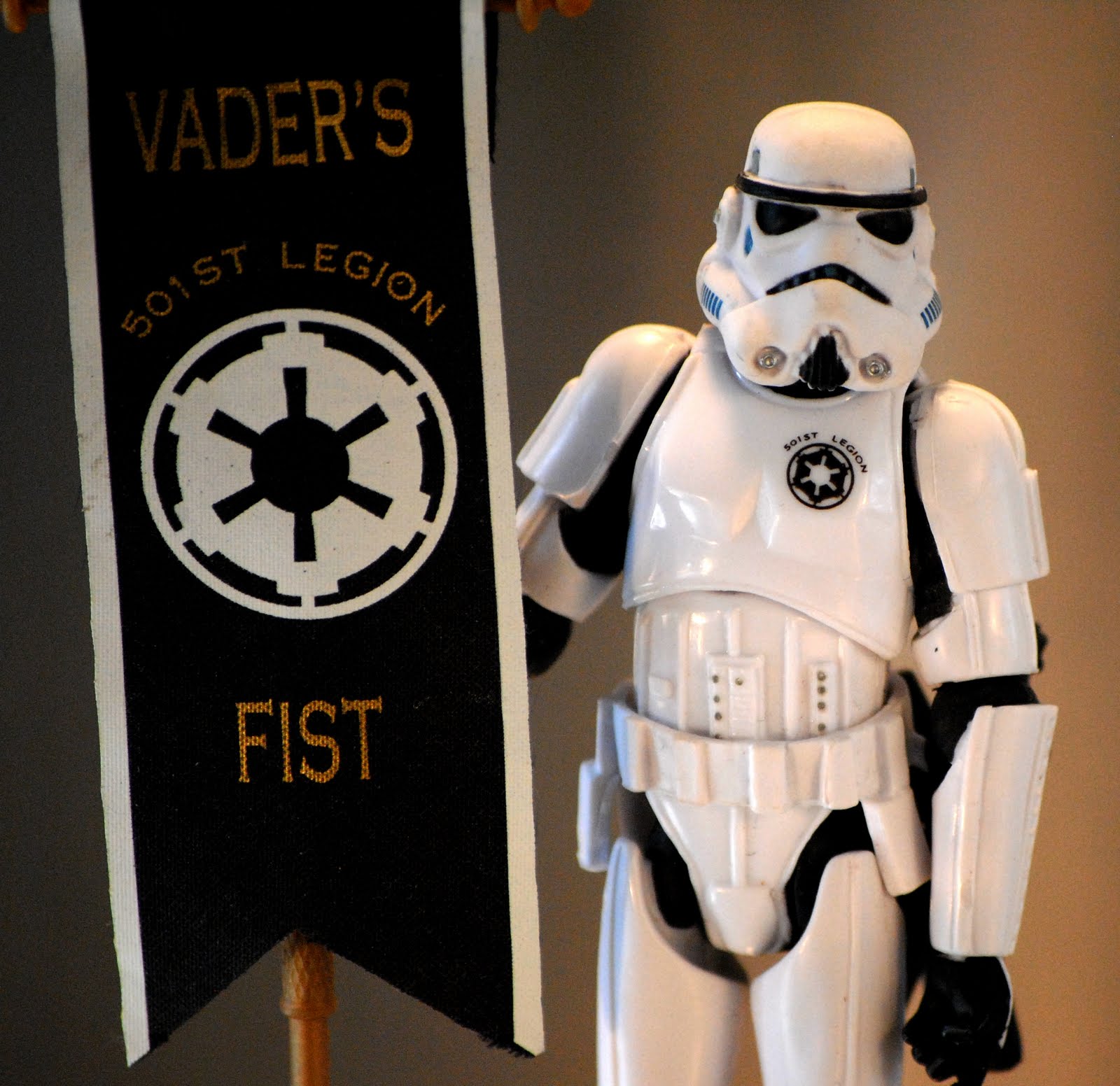 ACTION FIGURE EMPIRE: Exclusive 501st Stormtrooper: A Salute To The Legion!
