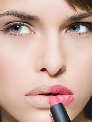Behind The Nature: How to apply lipstick in the right way