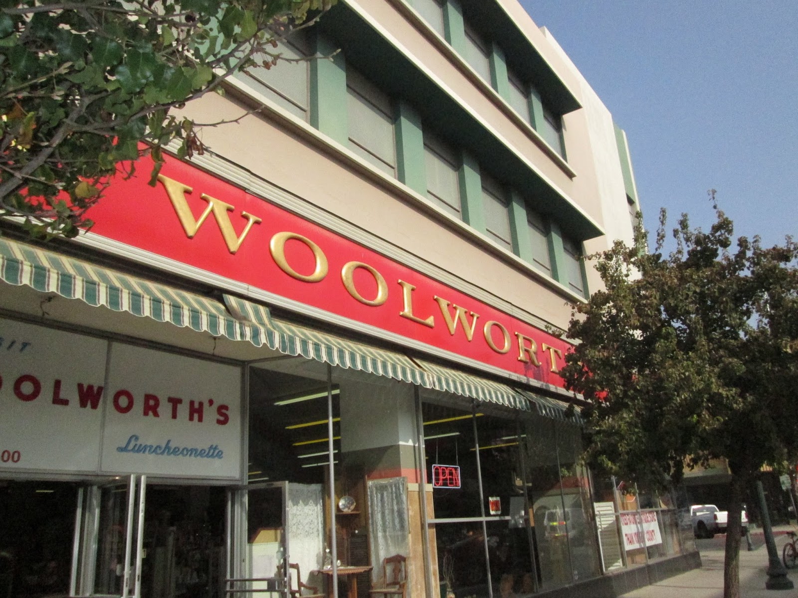 wacky tacky: Chow Time: Woolworth's 5 & 10 Luncheonette