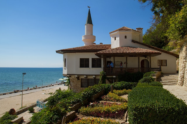 Dan Tiganila: Castelul din Balcic, reședința de vară preferată a ...