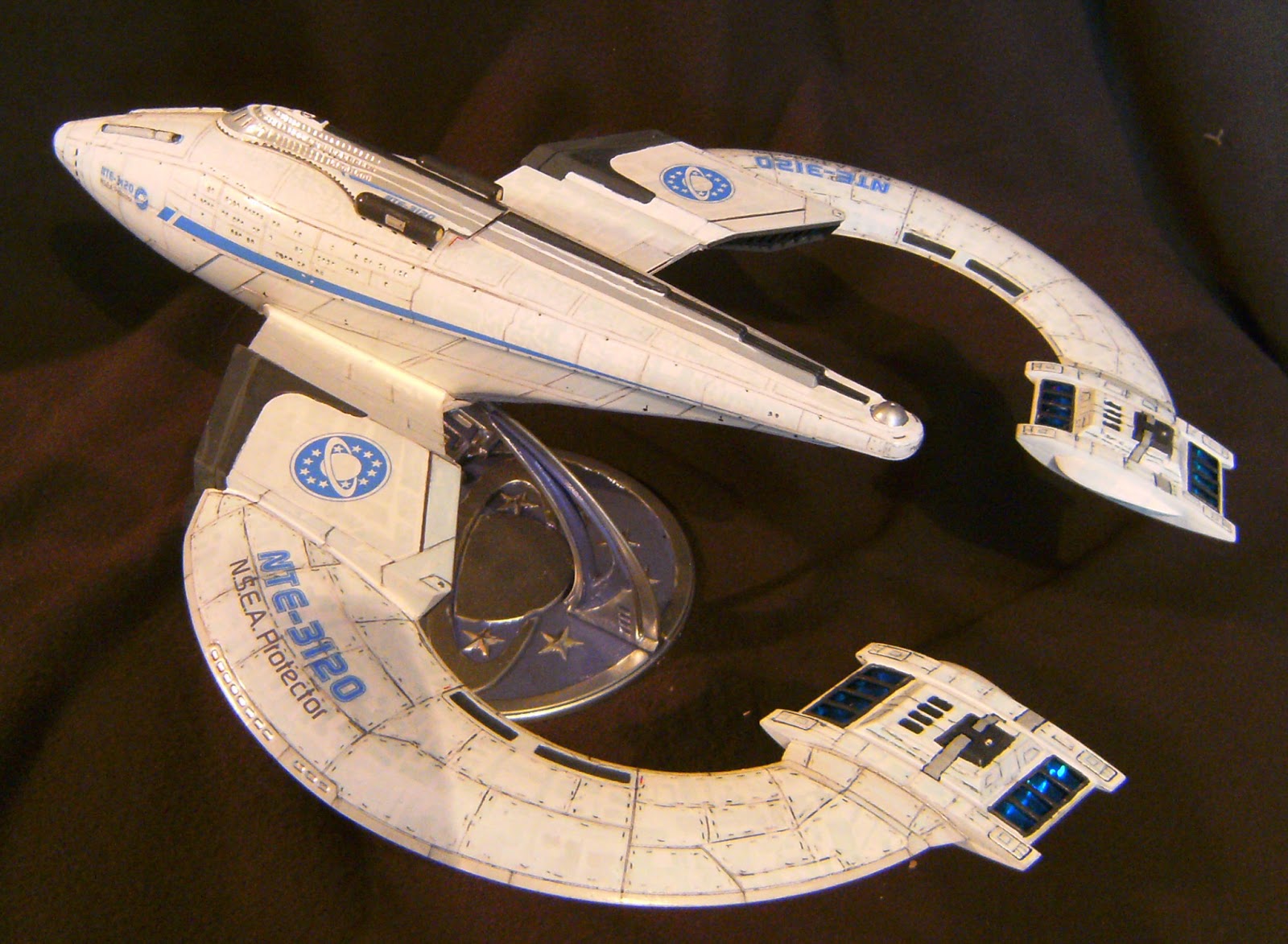 Happyscale-Modellbau: N.S.E.A. Protector (Galaxy Quest) - Pegasus Model ...