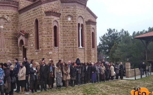 ΠΙΣΤΟΙ ΠΡΟΣΚΥΝΗΣΑΝ ΤΟΝ ΤΑΦΟ ΤΟΥ ΓΕΡΟΝΤΑ ΠΑΪΣΙΟΥ (PICS) - Parga Patatoukos