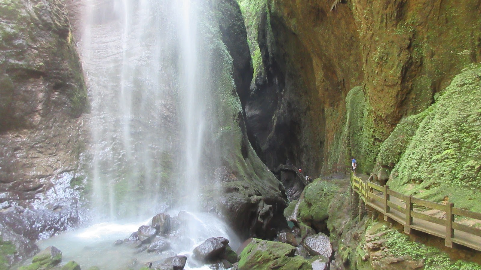 Travel Guide: Longshuixia in Wulong, Chongqing - The Wandering Juan