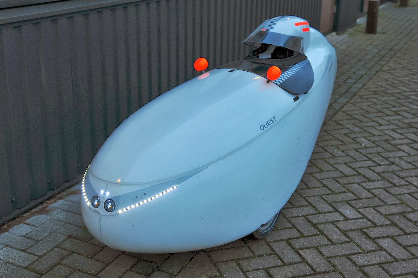 Velomobiel Quest en Wim Schermer: Tesla Model S en Quest met LED strips