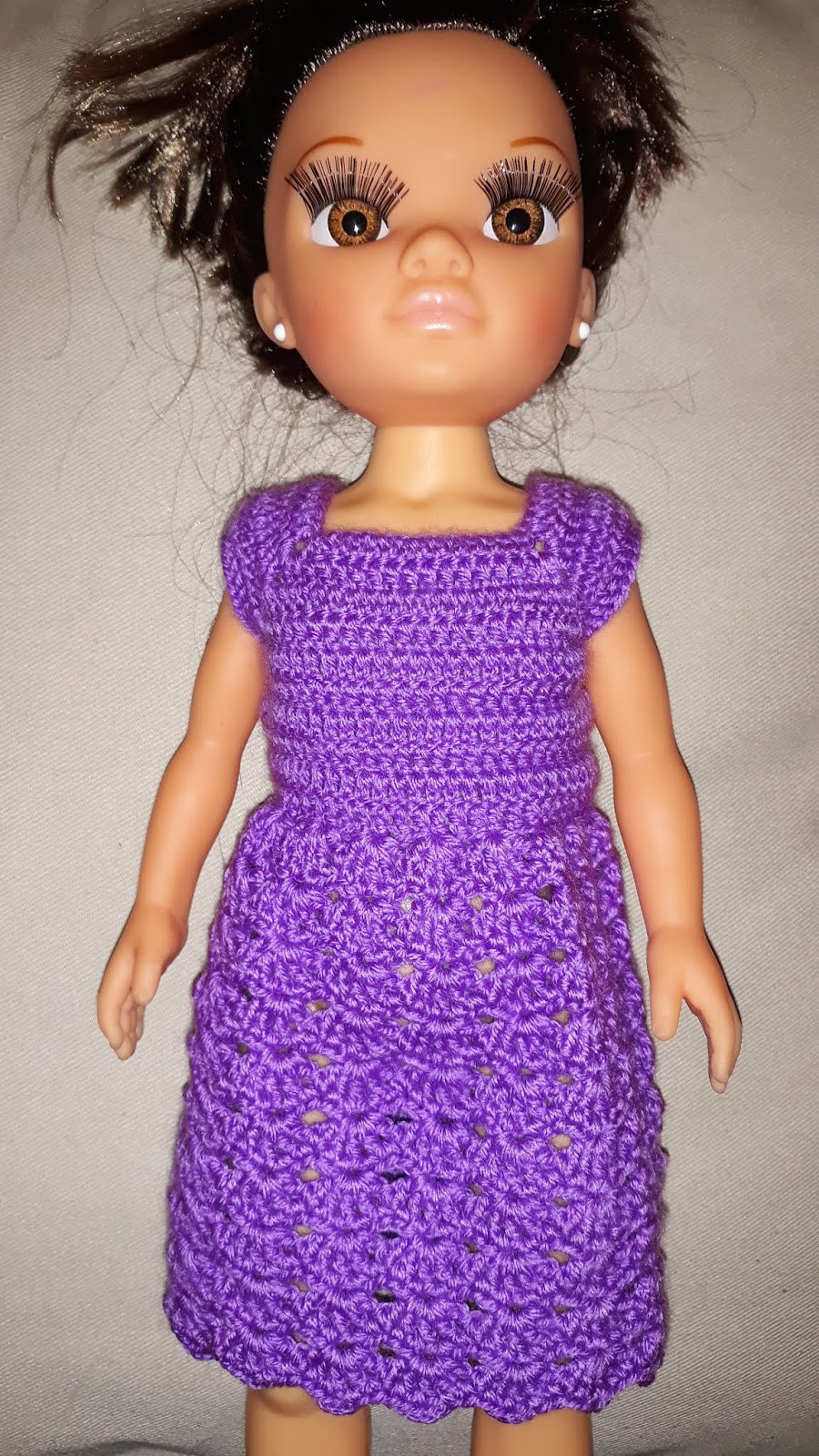 Nancy: vestido morado con dibujo de conchas