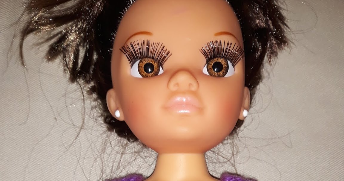 Nancy: vestido morado con dibujo de conchas