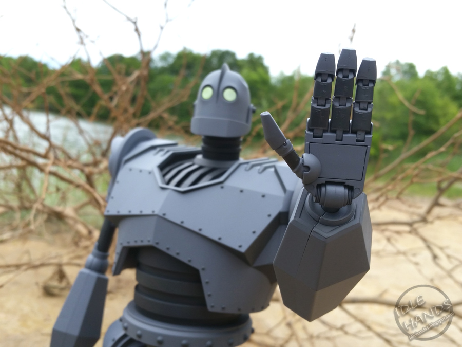 Idle Hands: Eye Candy: Mondo's Iron Giant Deluxe Action Figure