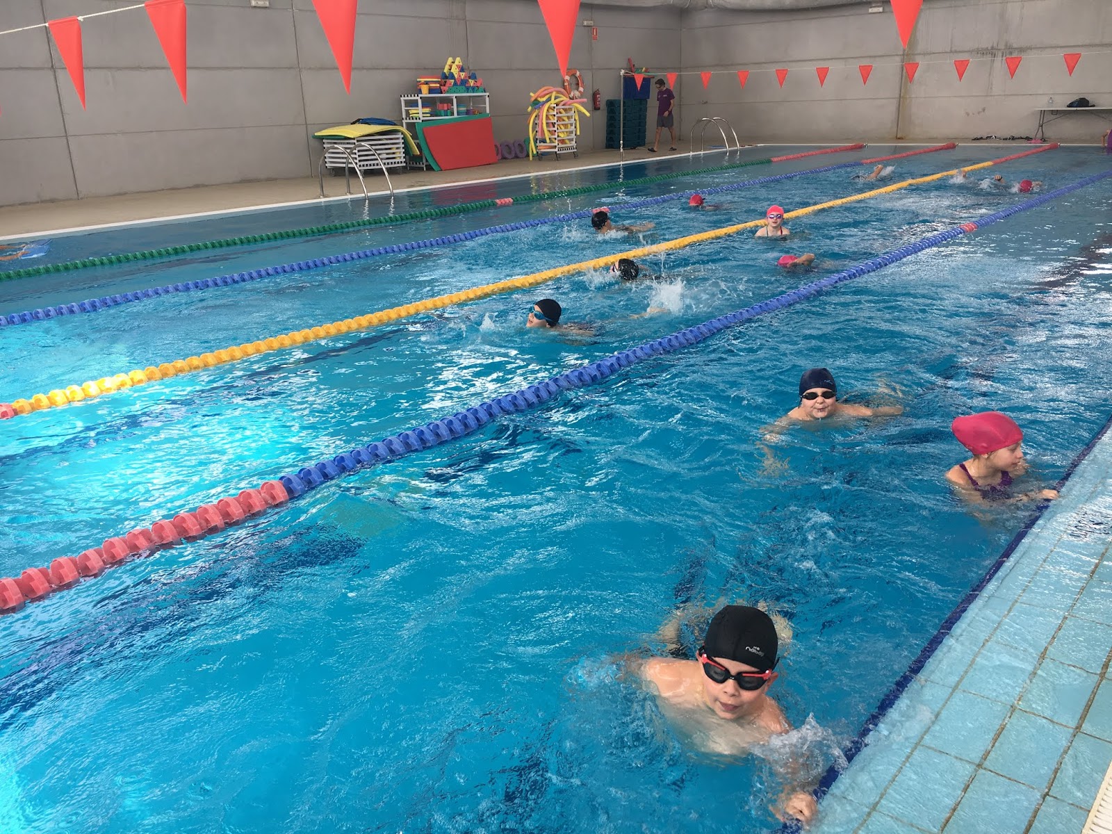 CLASES DE NATACIÓN EN 4º - CEIP COMARCAL AZORÍN