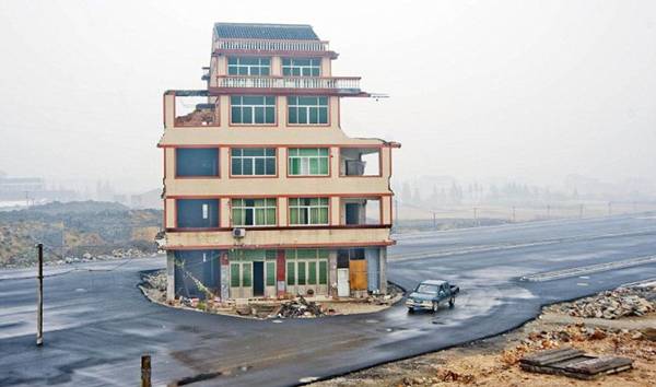 wOndor.blogspot.com: House in the Middle of a Motorway (8 pics)