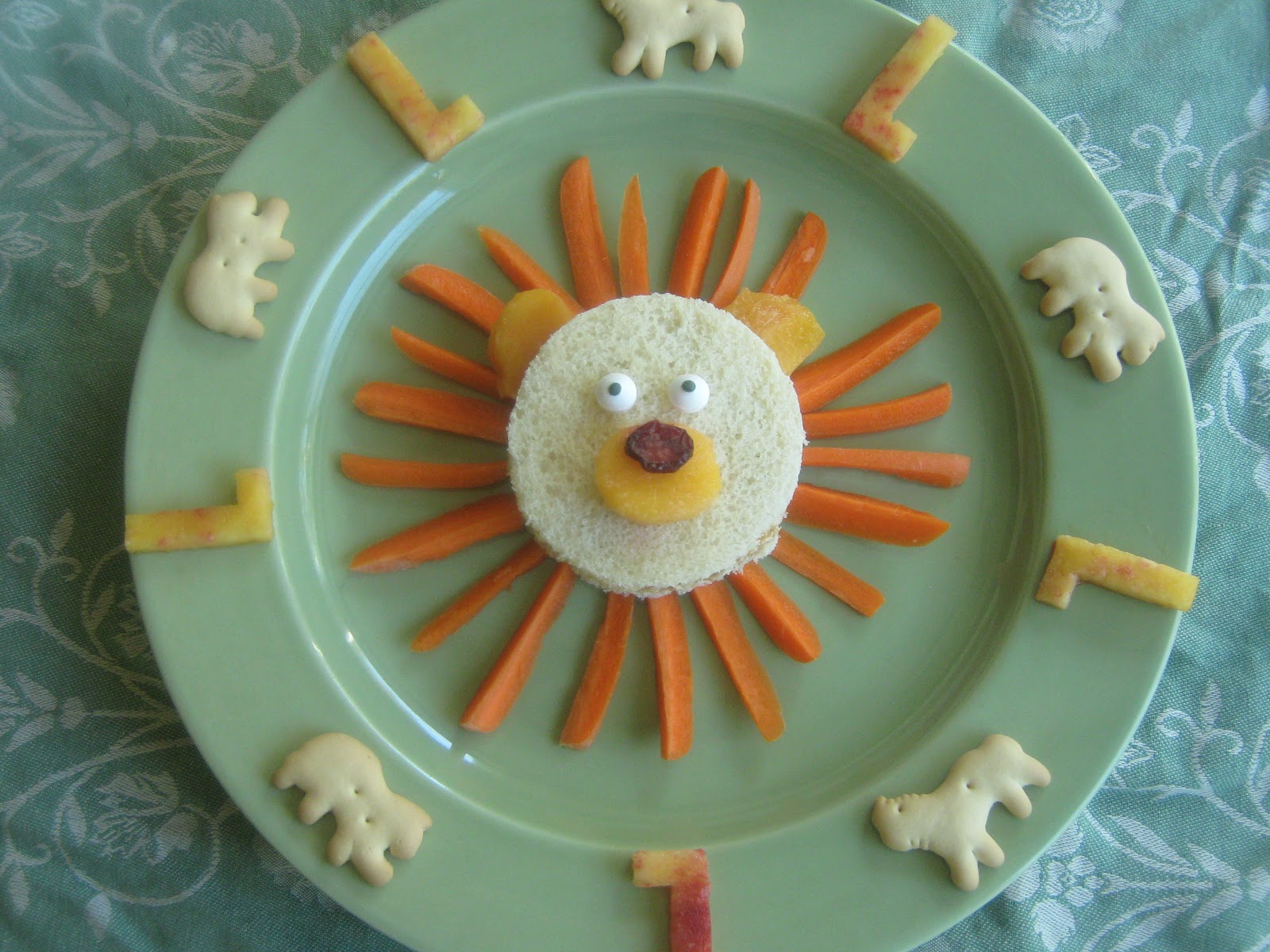 Rindy Mae: L Is For Lion: A Kid Lunch