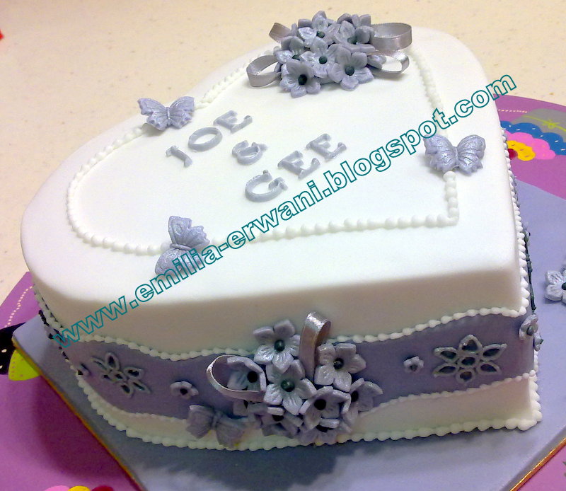 Masterpiece Home-made Cakes: Heart shape - White+Grey+Silver