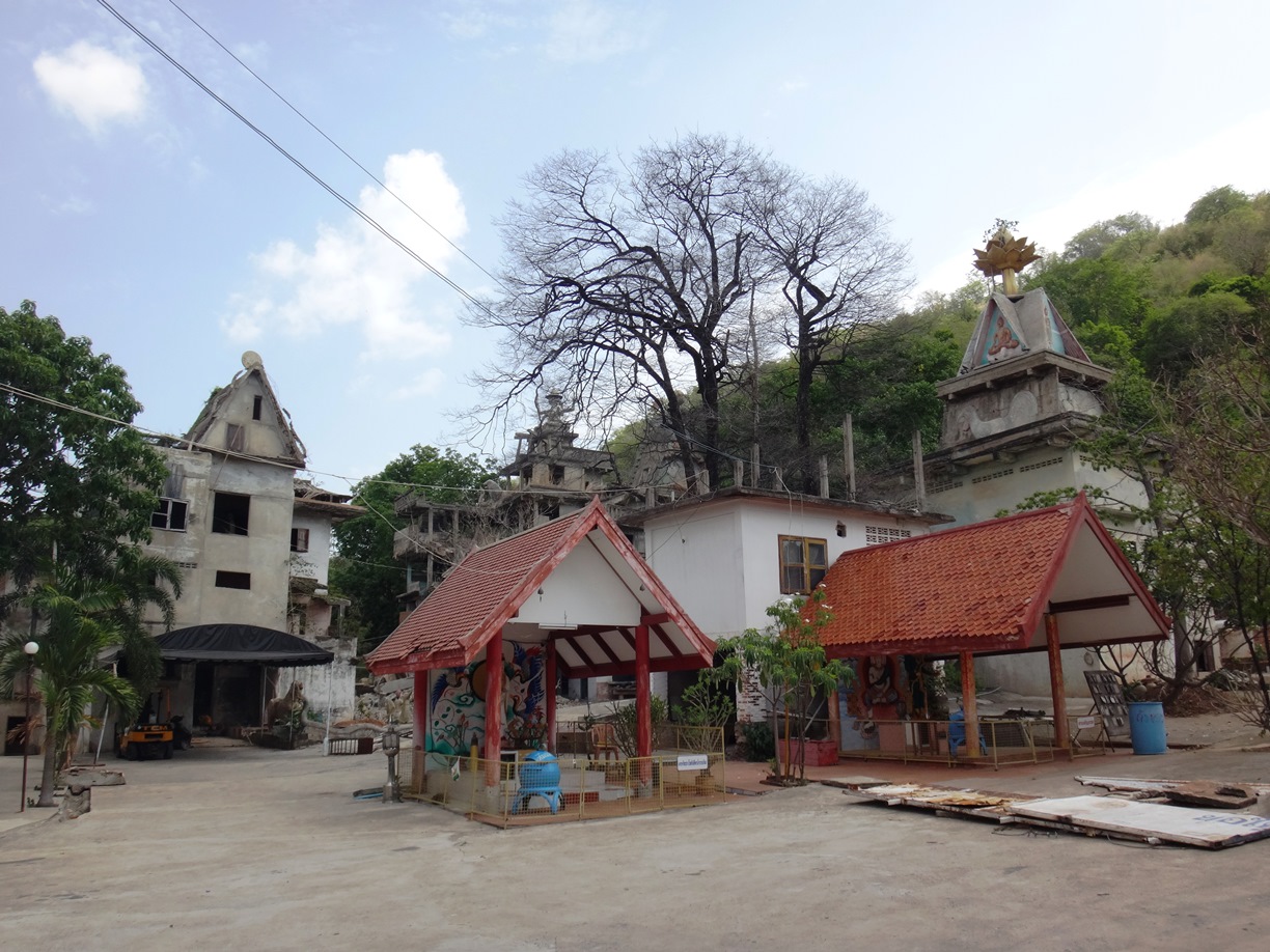 Temples In Thailand: Saraburi - Wat Sanamlao - LP Pinak