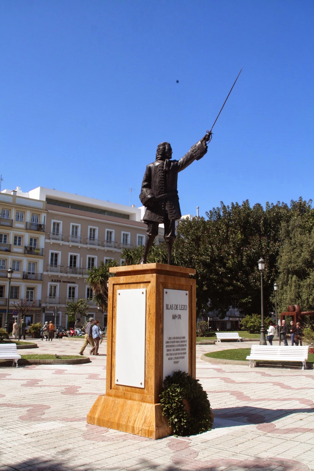 Calle Ancha: Dos monumentos a Blas de Lezo