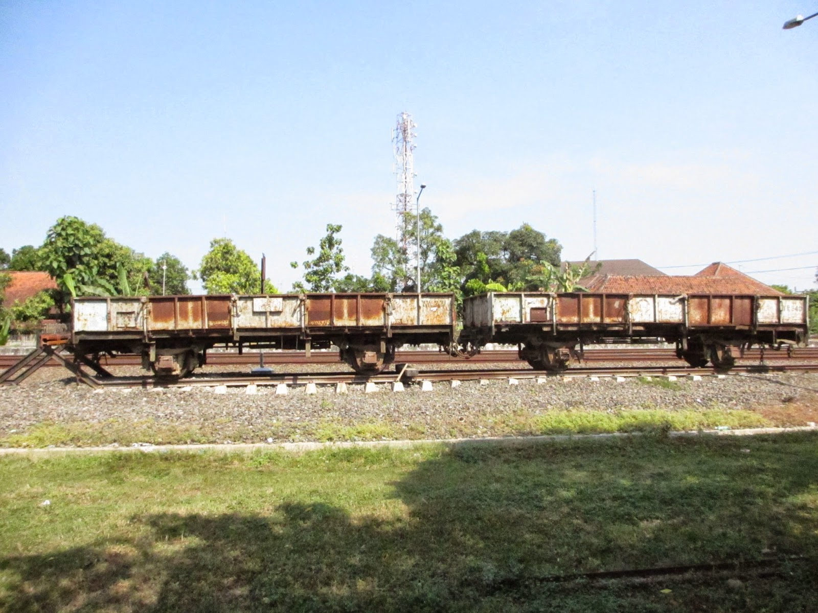 Kereta Api Indonesia: Jalan-jalan ke Stasiun Wates (Full Foto)