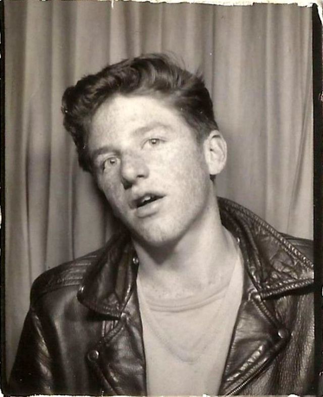 36 Cool Portraits From Photo Booths That Defined Men's Hairstyles in ...