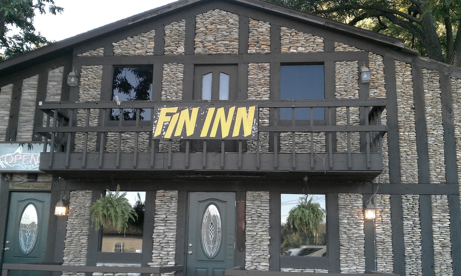 Jamie's Food & Fun: Fin Inn - Grafton, Illinois