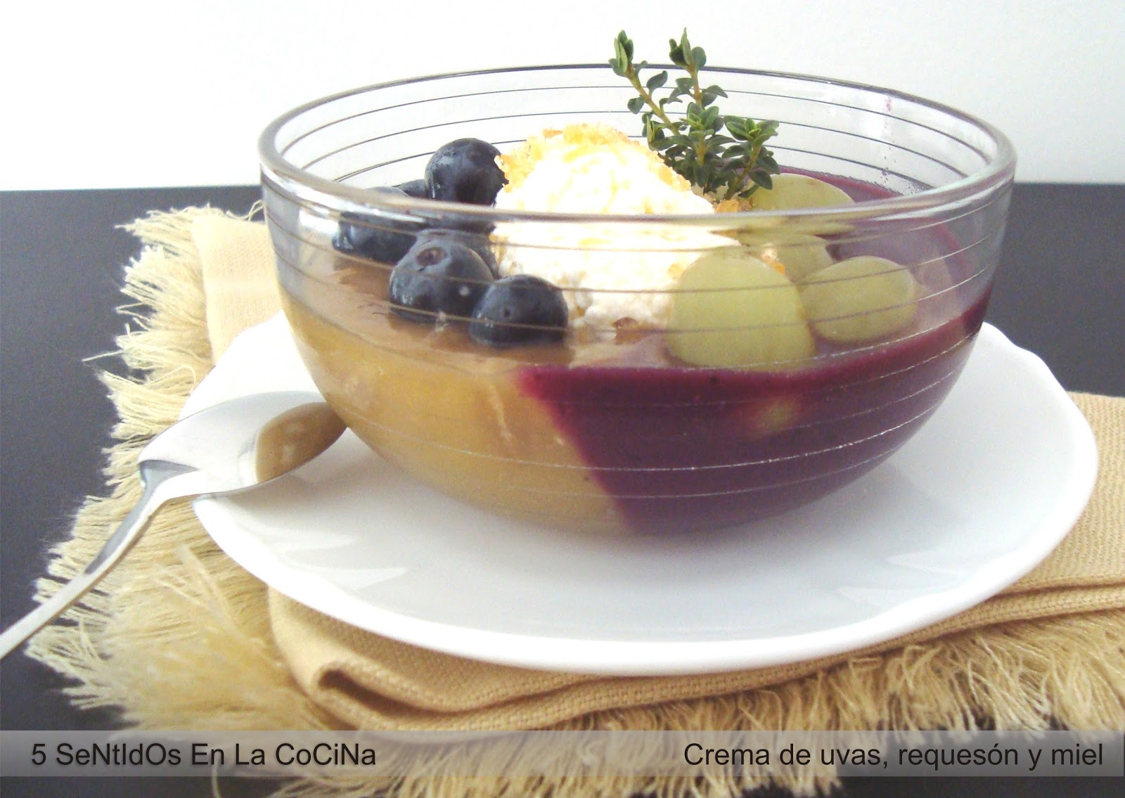 5 SeNtIdOs En La CoCiNa: Crema de uvas con requesón y polvo de miel