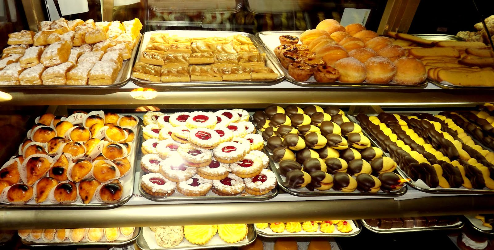 Pastelaria e Padaria Toia : Sortido e miniaturas sempre fresquinhos!!!