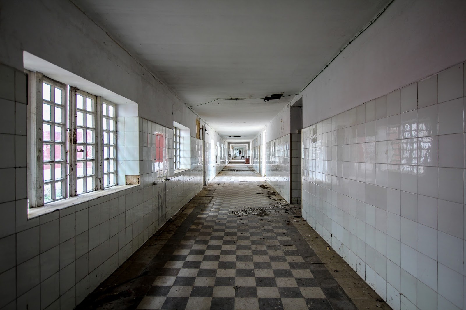 DONDE SOLO HABITA EL TIEMPO - URBEX GALAICO: El manicomio (1ª parte)