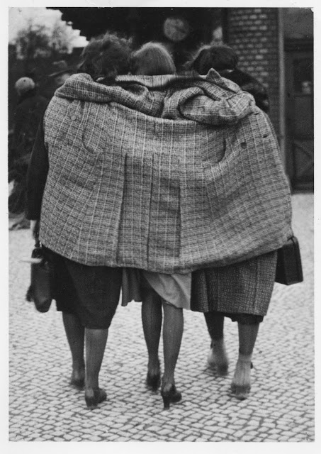 100 Stunning Vintage Photos That Capture Women From Behind Over the ...