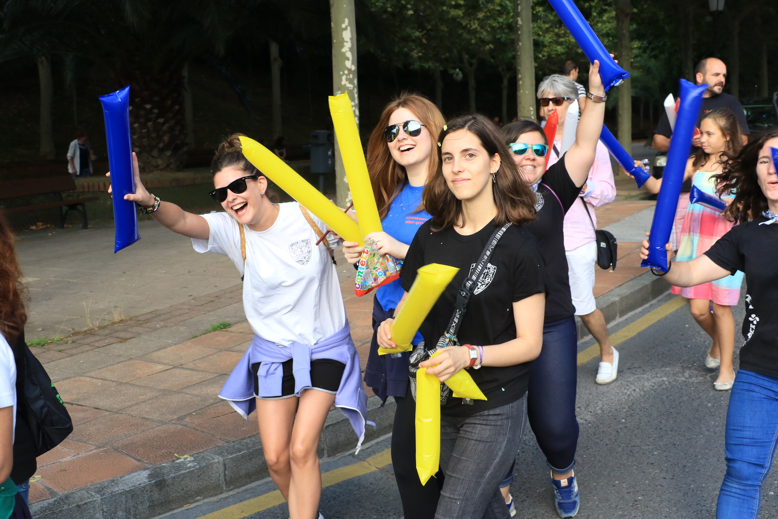 Una bajada de cuadrillas masiva abre oficialmente las fiestas de Retuerto