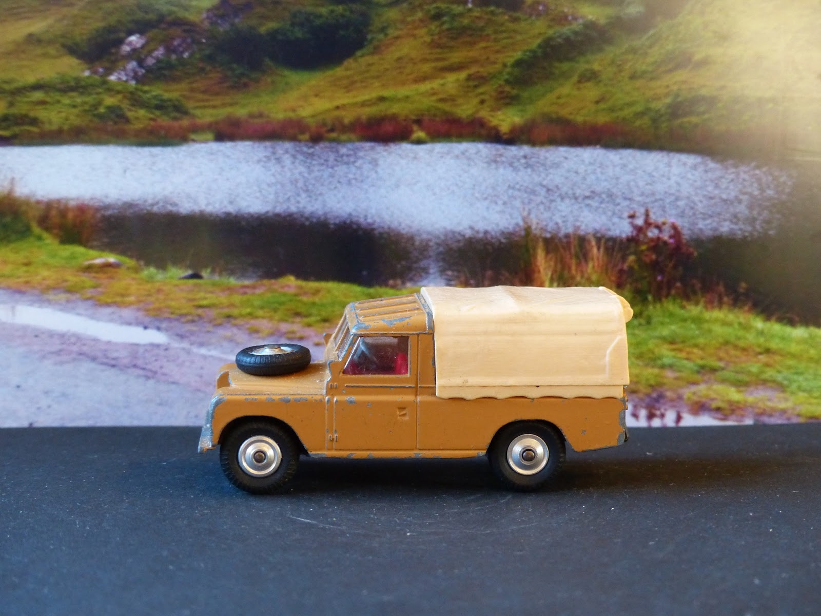 I LOVE CORGI TOYS: Land Rover colours