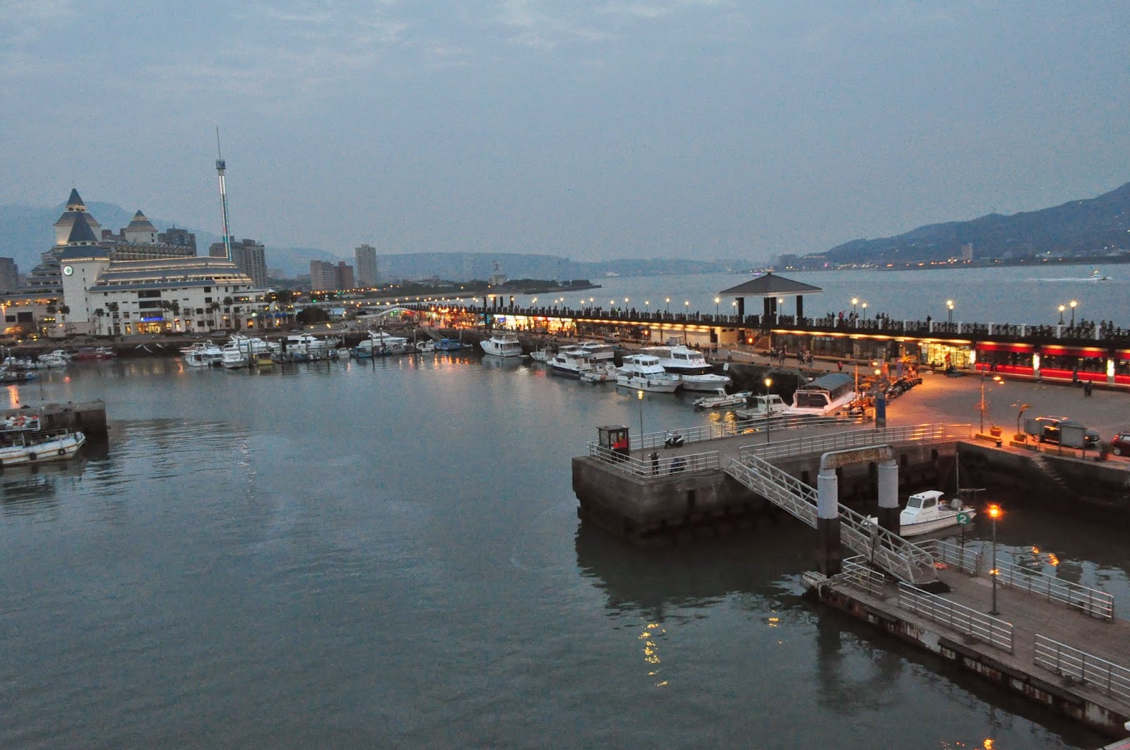 m4sh3d: Danshui Fisherman's Wharf 淡水漁人碼頭 and Lover's Bridge, Taiwan