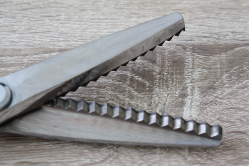 Tio Him & Co.: Gunting baja bergerigi lawas / Vintage steel zig-zag ...