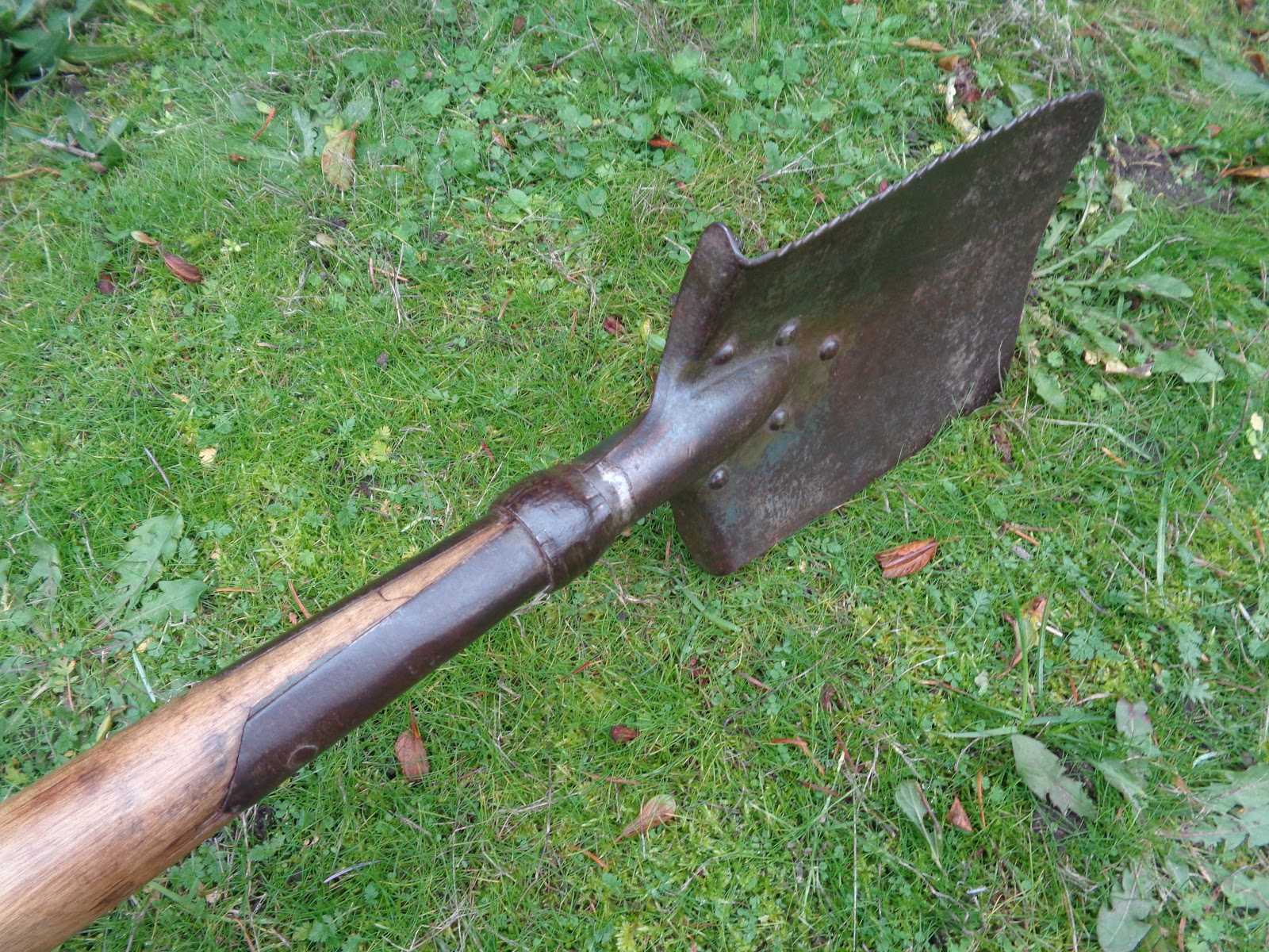 Four Bees: Imperial Russan Trench Spade - Shovel, 1916, К Ш, Saw Tooth ...