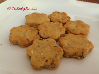 The Sizzling Pan: "Treats for Diwali"- Baked Shankarpalis