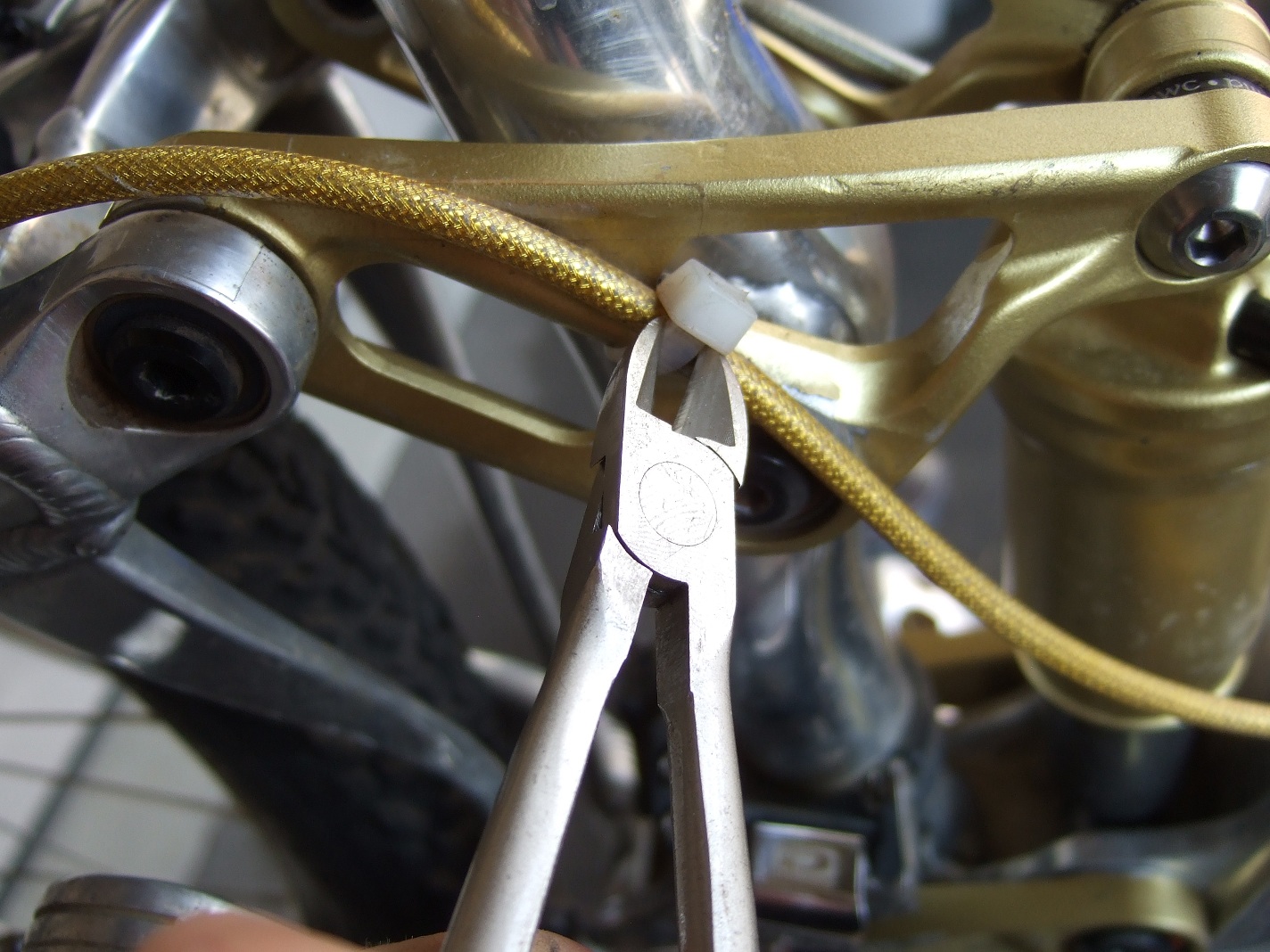 Benno's Blog & More: How-To: Install new cables/housing