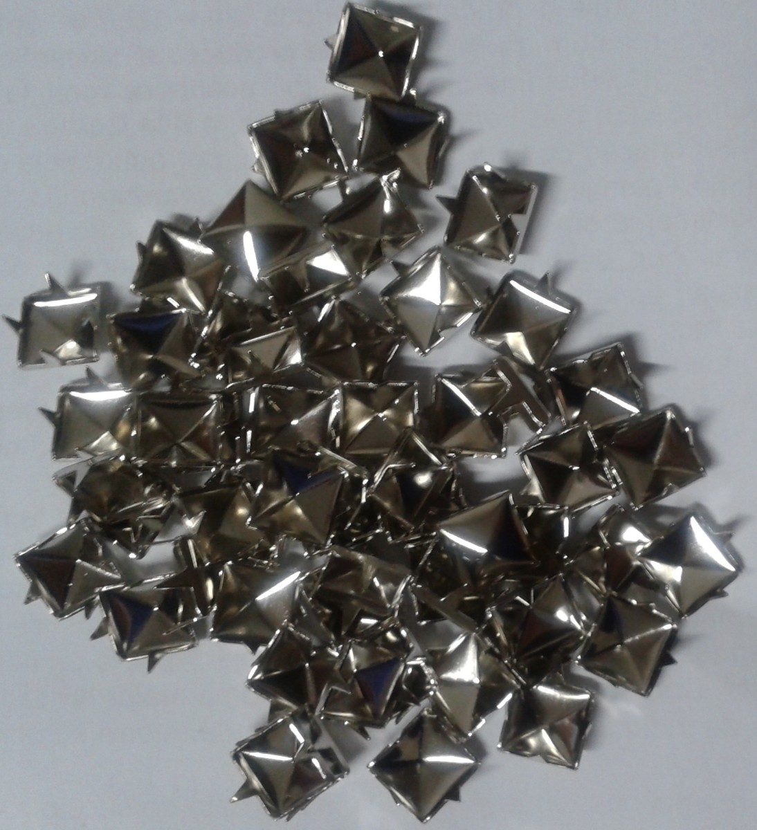 Our World Teen: Como colocar tachinhas no short