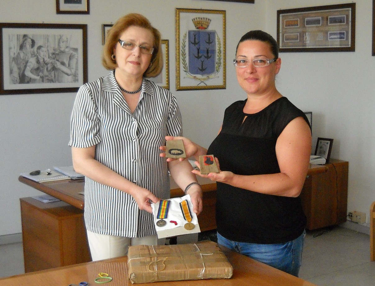 Un ricordo per la pace: “PRESENTS FOR APRILIA”: UN PACCO DA LONDRA E L ...