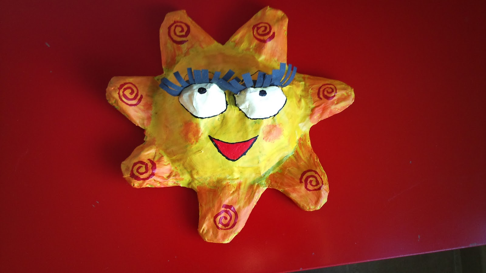 Pide Por Esa Boca: Sol de papel maché