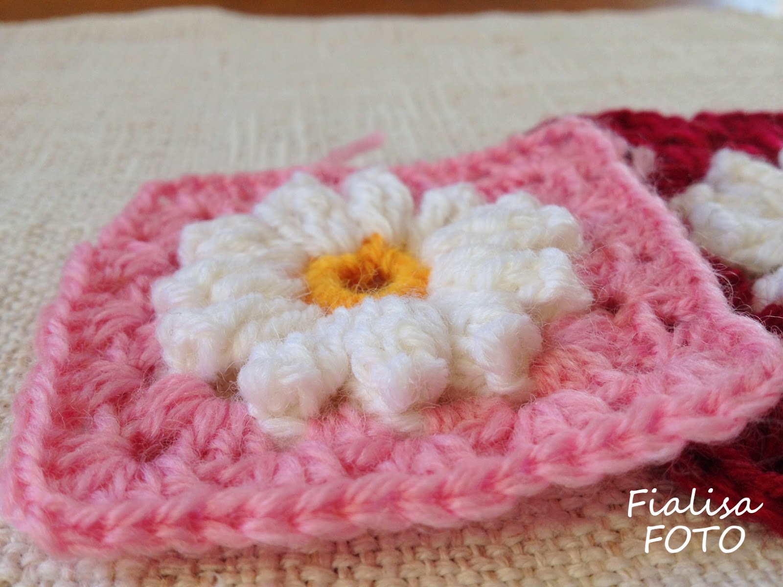 Fru Fialisa: Virkad ruta med prästkrage