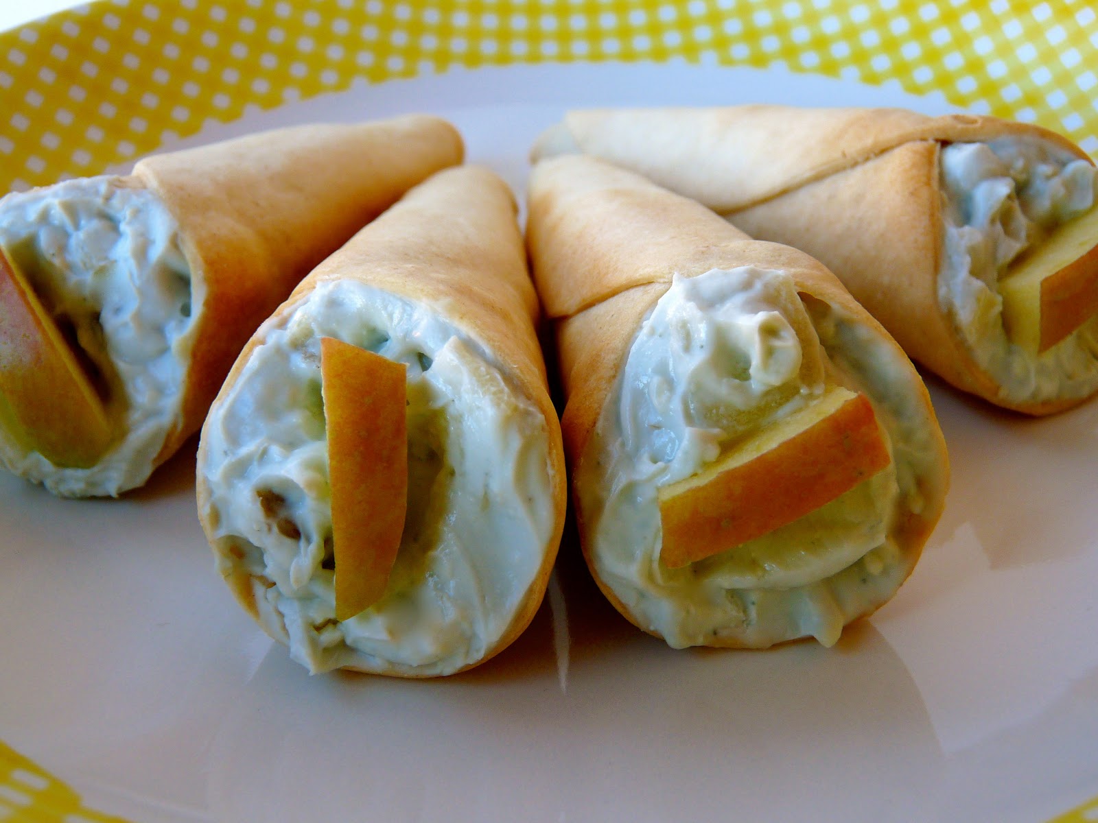 La cocina de Piescu: Cucuruchos rellenos de quesos, nueces y manzana